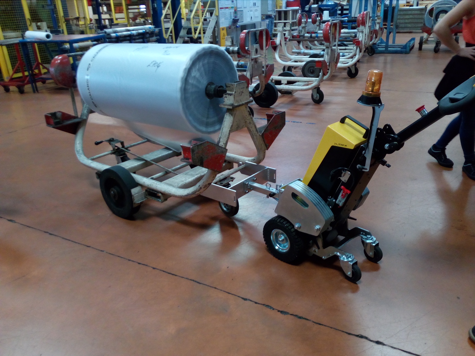 Elektrotrekker, voor rolcontainers en winkelwagens